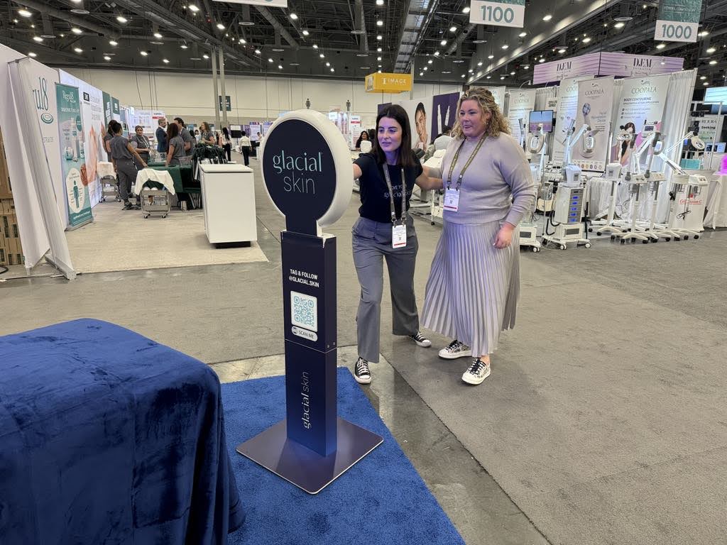 5 Ways Photo Booths Boost Trade Show Engagement | Tradeshow Photo Booth